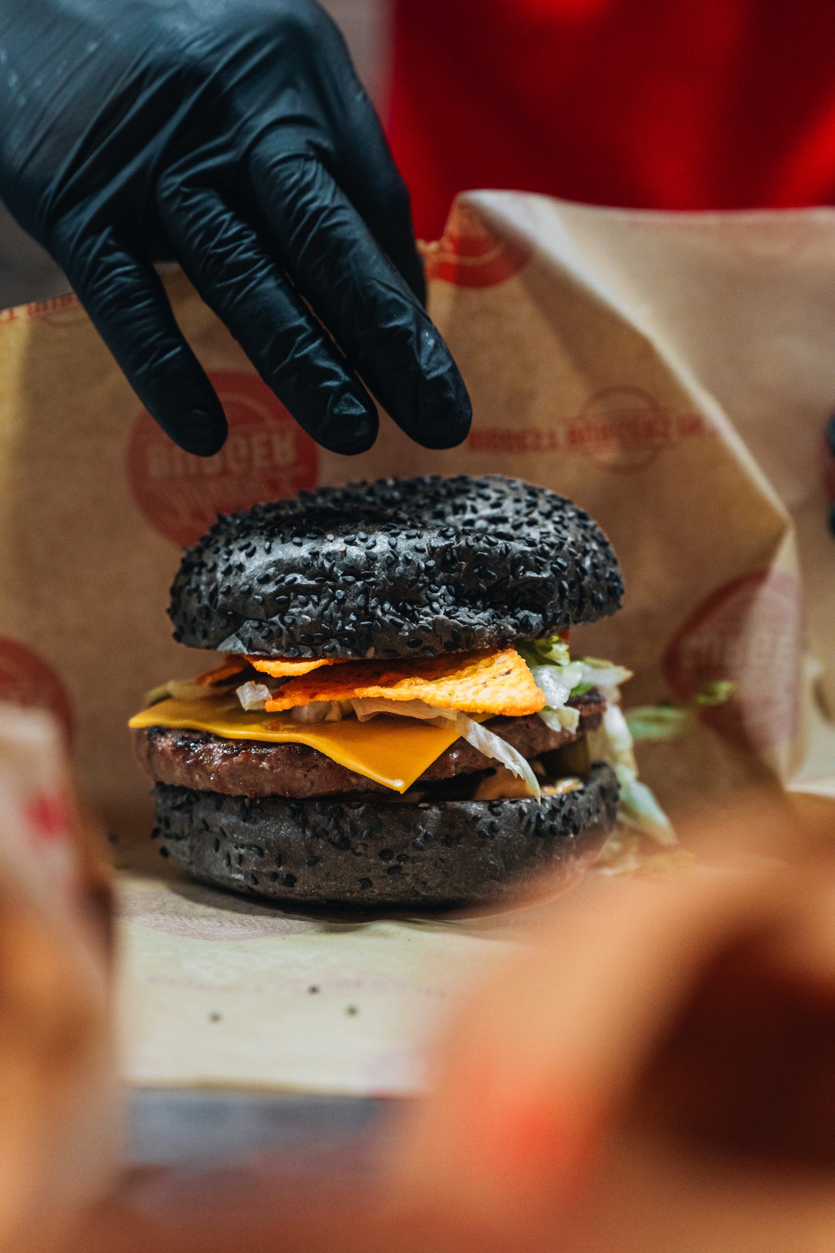 Rapper Boef lanceert eigen burger én French Taco met Johnny's Burger ...