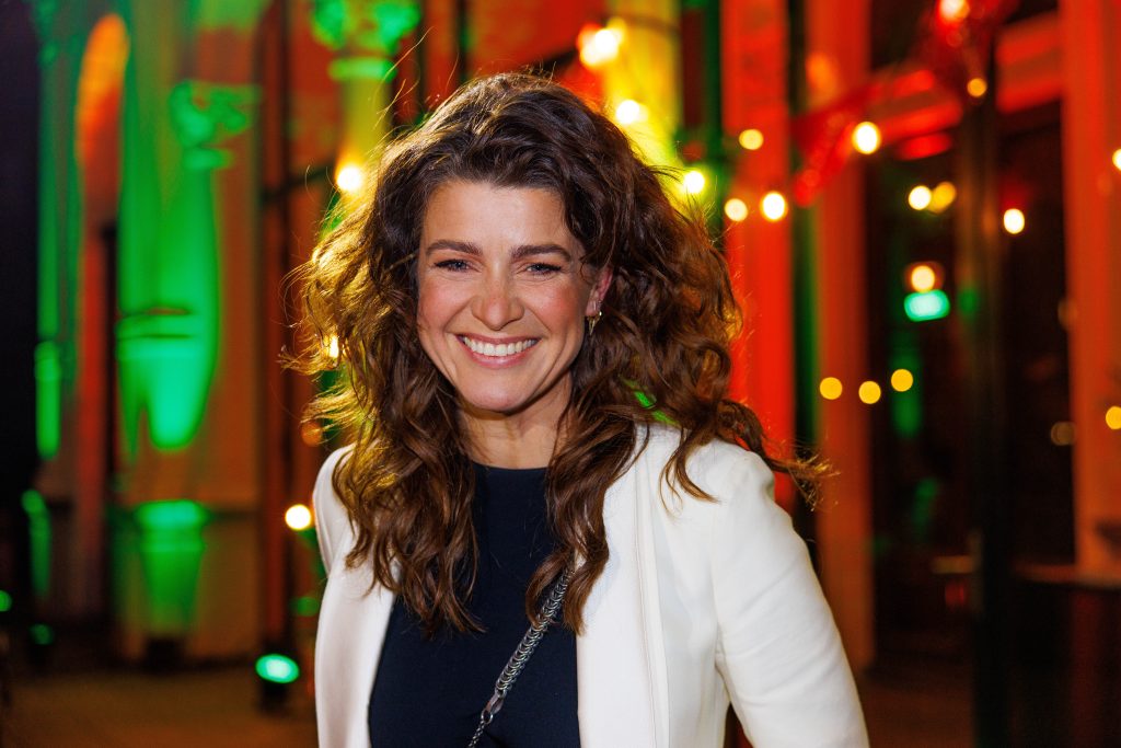 Merel Westrik krijgt bijzonder cadeau van collega's: 'Een dode mus ...