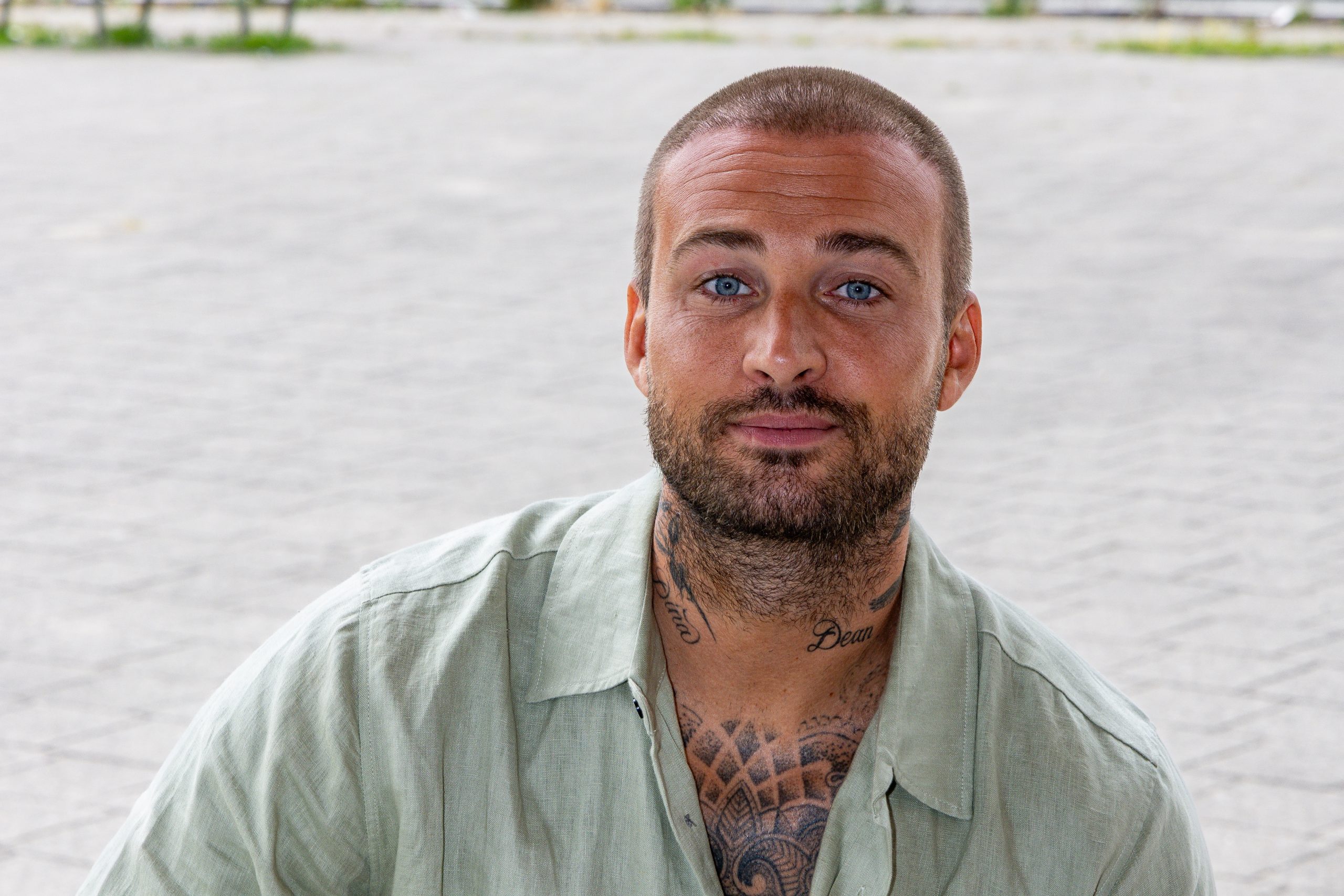 Waarom gaat Dave Roelvink op sokken over straat? - Weekblad Party